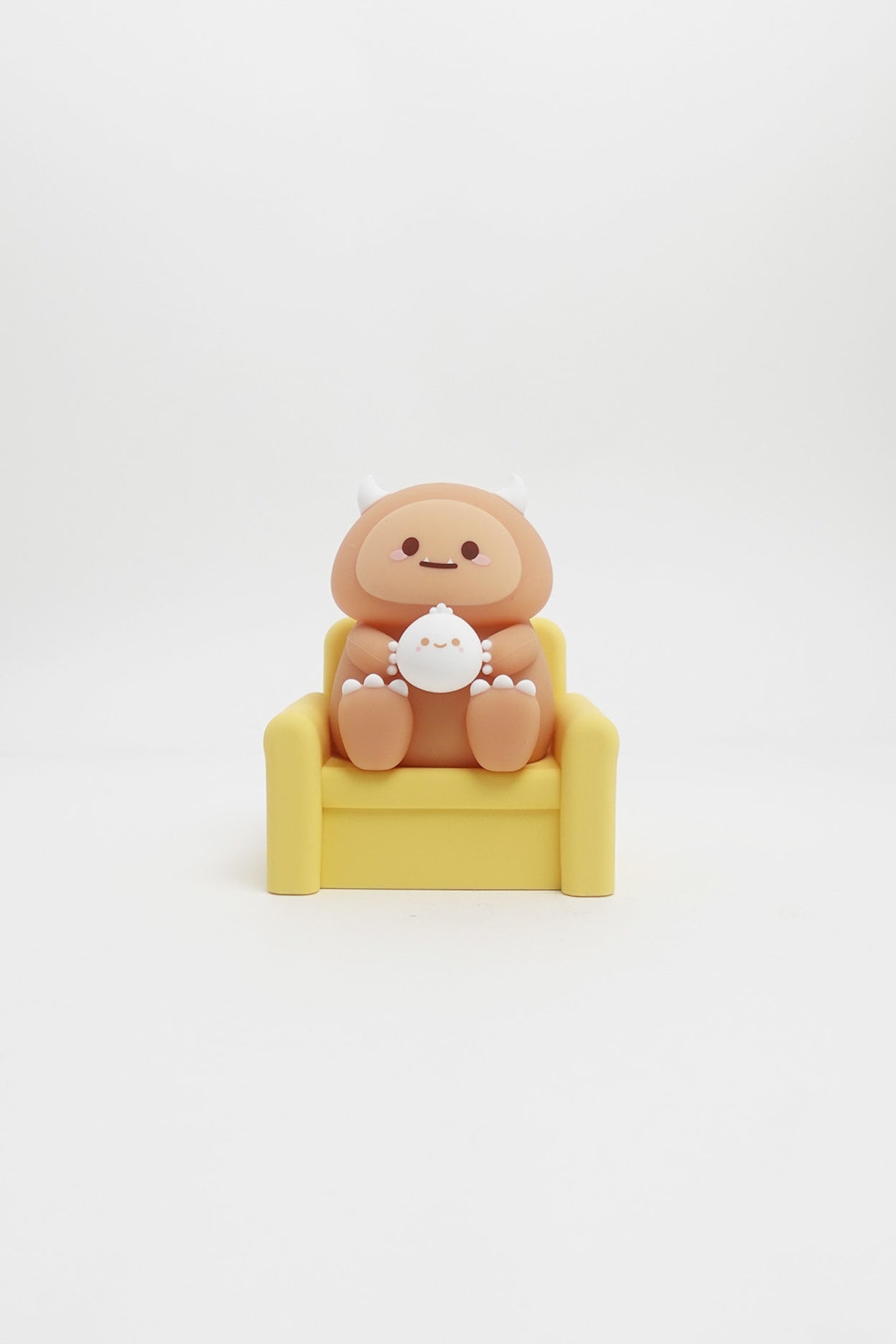 Mini Hank Yeti on Couch Ambient Light – Smoko Inc